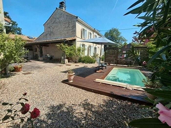 Saint-Aubin-de-Blaye : Maison 6 pièces à vendre