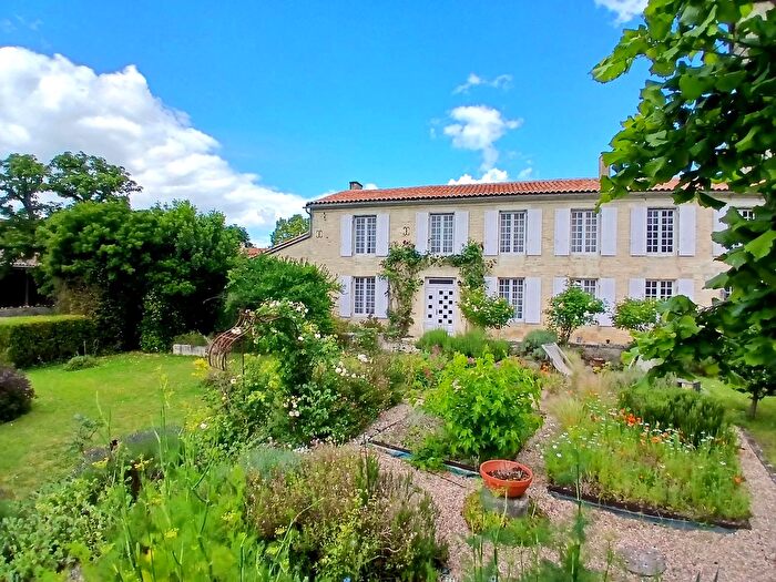 Beauvais-sur-Matha : Maison 6 pièces à vendre