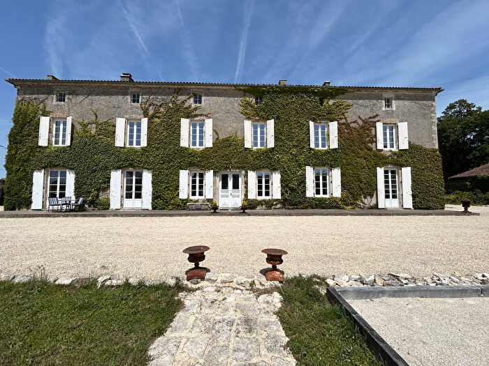 Aigre - Maison 13 pièces à vendre
