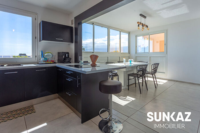 Appartement à louer - Saint-Pierre, Centre-ville - 4 pièces - 2 chambres