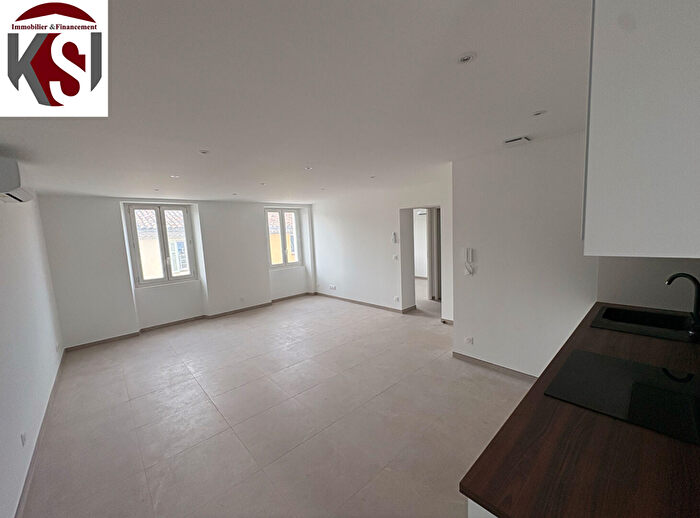 Appartement à louer - Saint-Maximin-la-Sainte-Baume, Centre-ville - 2 pièces - 1 chambre