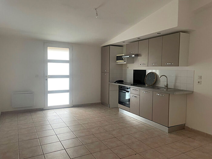 Appartement à louer - Saint-Maximin-la-Sainte-Baume, Centre-ville - 2 pièces - 1 chambre