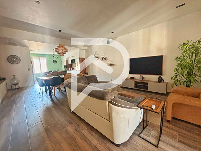 Maison 8 pièces à Charleval, à vendre