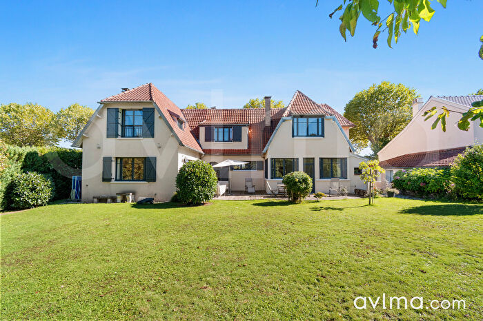 Maison à vendre - Saint-Nom-la-Bretèche - 8 pièces - 4 chambres