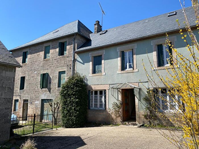 Maison 11 pièces à Saint-Merd-les-Oussines, à vendre