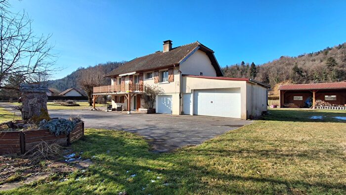 Maison à vendre - Champagnole - 9 pièces - 6 chambres