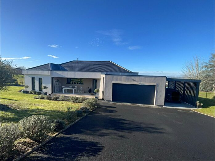 Maison à vendre - Ussac - 4 pièces - 3 chambres