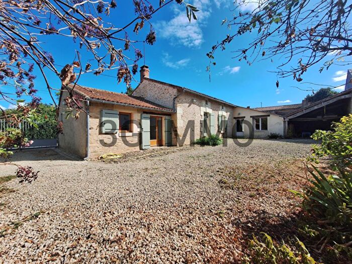 Saint-Jean-de-Sauves : Maison 5 pièces à vendre