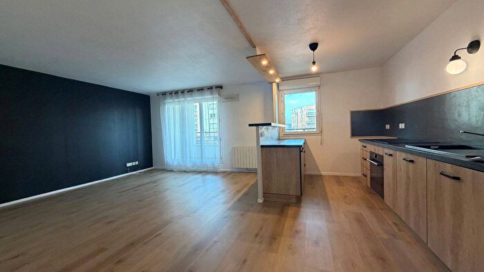 Appartement à louer - Saint Clément-Jardin des Plantes-Grammont, Rouen - 3 pièces - 2 chambres