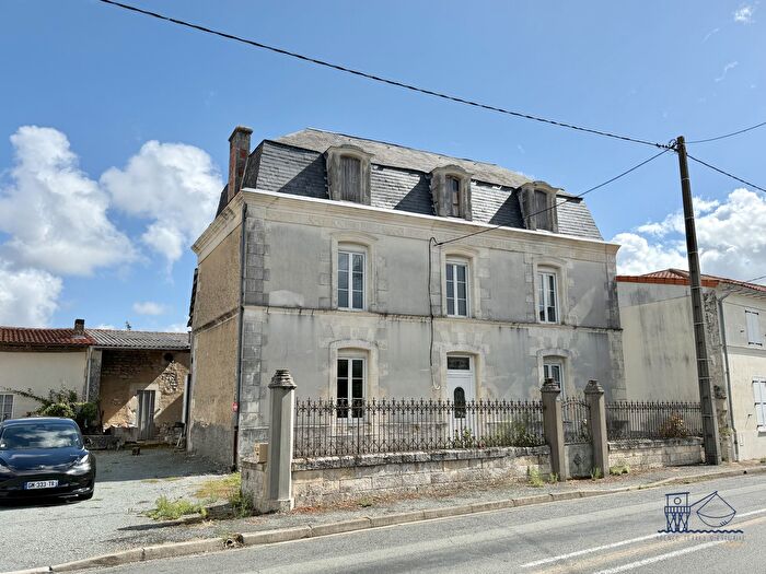 Brie-sous-Mortagne : Maison 5 pièces à vendre