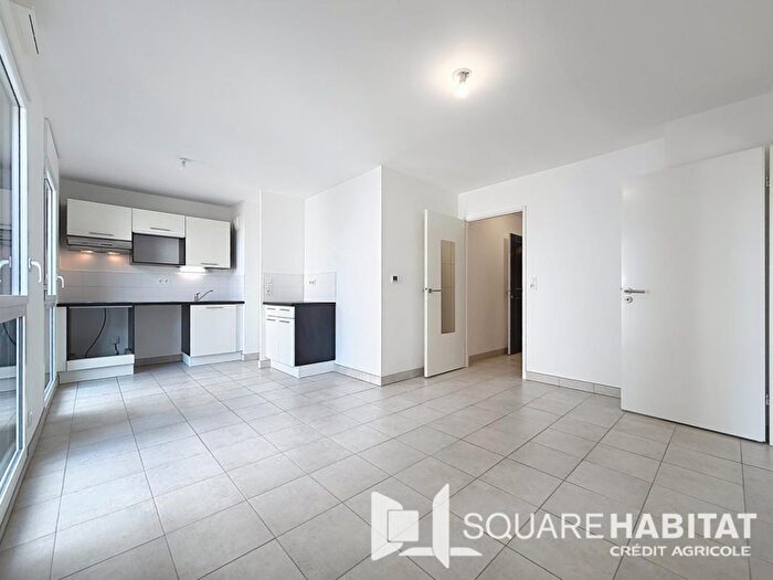 Appartement 4 pièces à Quartiers Centre, Colombier, à louer