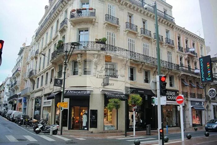 Appartement à louer - Cannes, Centre-ville - 6 pièces - 4 chambres