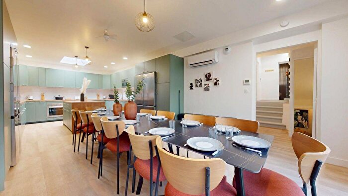 Appartement à louer - Montchat, Lyon ème arrondissement - 19 pièces - 17 chambres