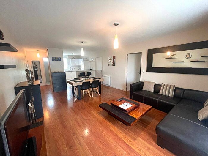 Appartement à louer - Bas Clos-Nord Est, Saint-André-les-Vergers - 3 pièces - 2 chambres