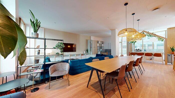 Appartement à louer - Champerret-Berthier, Paris ème arrondissement - 1 pièce - 17 chambres