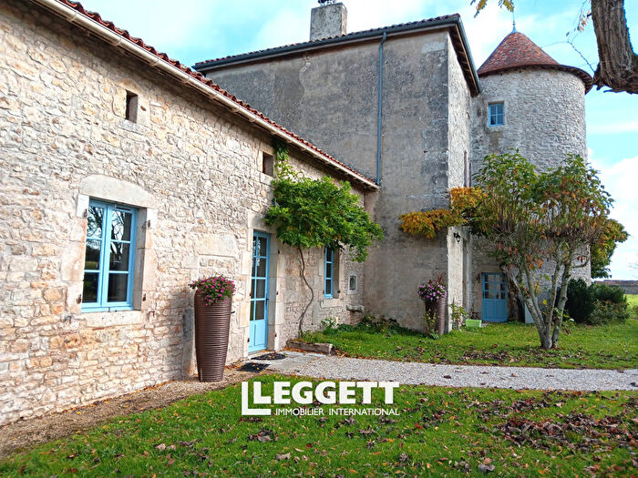 Maison à vendre - Voulême - 9 pièces - 6 chambres