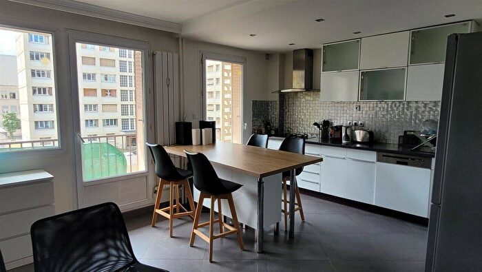 Appartement à louer - Croix Luizet, Villeurbanne - 5 pièces - 4 chambres