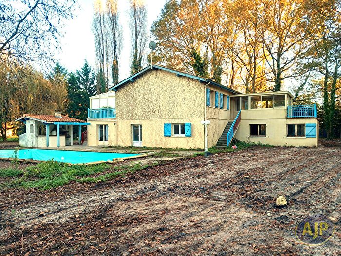 Maison à vendre - Lesparre-Médoc - 9 pièces - 6 chambres