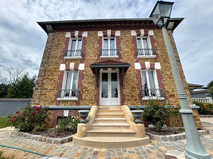 Maison à vendre - Fontenay-Trésigny - 6 pièces - 4 chambres