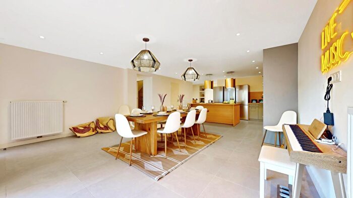 Appartement à louer - Oullins, Centre-ville - 1 pièce - 9 chambres