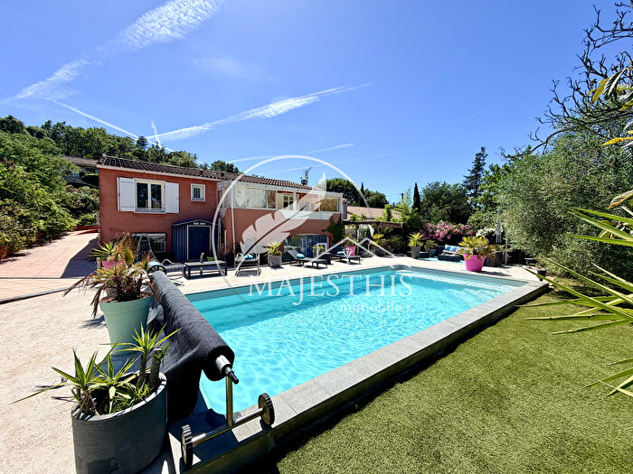 Maison 7 pièces à Les Mayons, à vendre