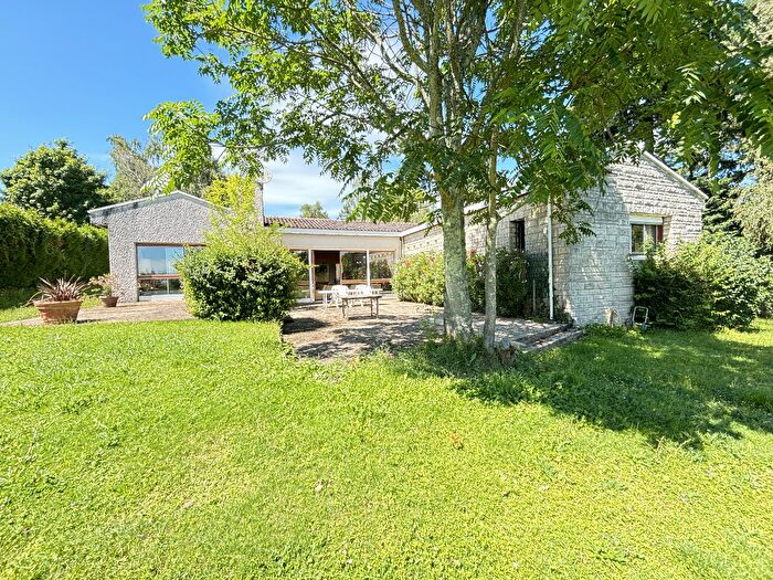 Maison à vendre - Civray - 17 pièces - 5 chambres