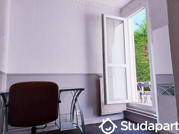 Appartement à louer - Croix Petit-Chenes dOr, Cergy - 1 pièce - 5 chambres