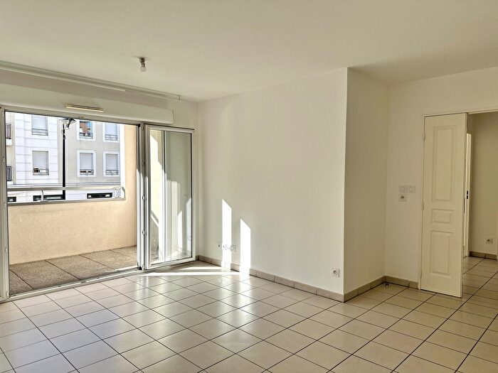Appartement à vendre - Meyzieu, Centre-ville - 3 pièces - 2 chambres