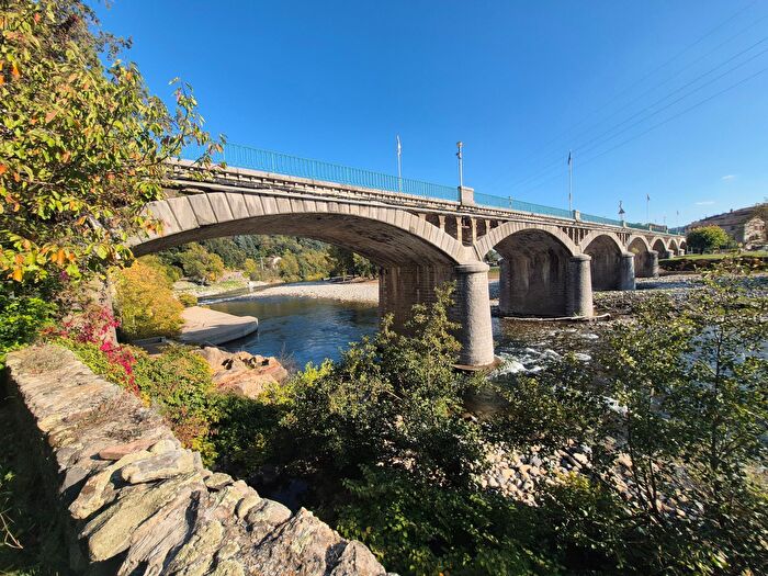 Appartement à vendre - Vals-les-Bains - 7 pièces - 5 chambres