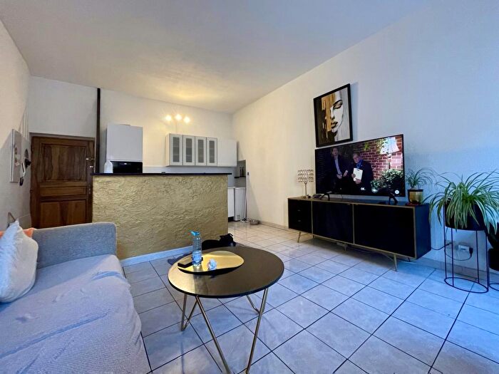 Appartement à louer - Saint-Mitre-les-Remparts - 3 pièces - 2 chambres