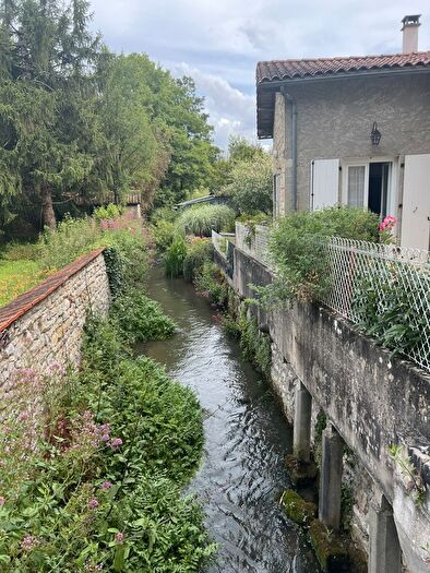 Maison 4 pièces à Champagne-Mouton, à vendre