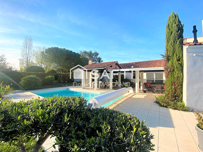 Maison à vendre - Saint-Pierre-le-Vieux - 9 pièces - 6 chambres