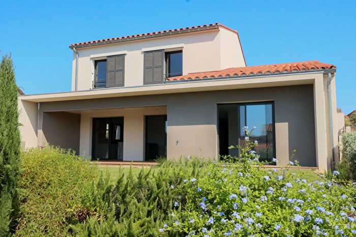 Maison à vendre - Sainte-Colombe-de-la-Commanderie - 5 pièces - 4 chambres