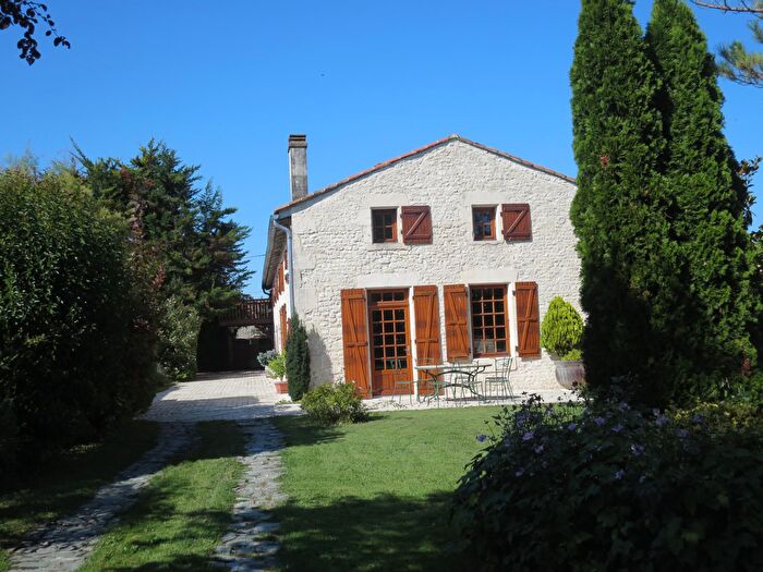 Maison à vendre - Saint-Martin-de-Juillers - 7 pièces - 4 chambres