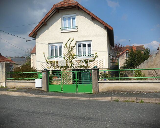 Maison à vendre - Saint-Amand-Montrond - 6 pièces - 3 chambres