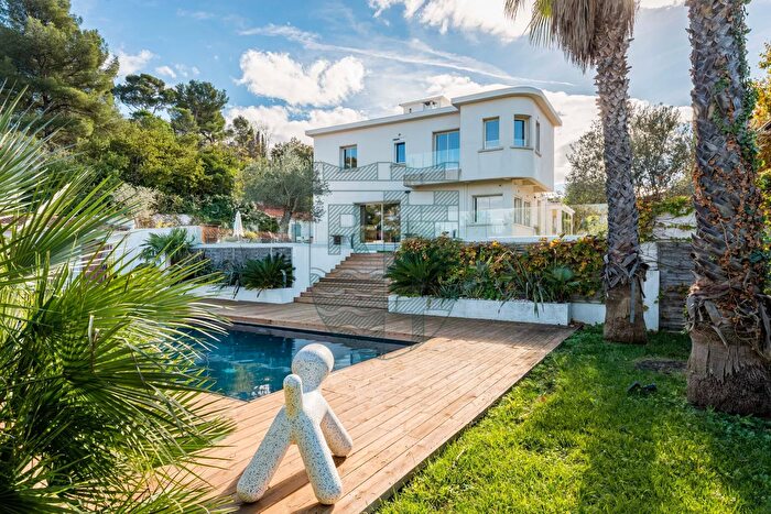 Maison à vendre - Marseille e , Montolivet - 5 pièces - 5 chambres