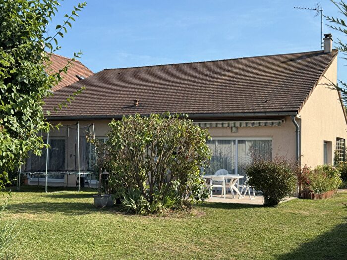 Maison 8 pièces à Villepreux, à vendre