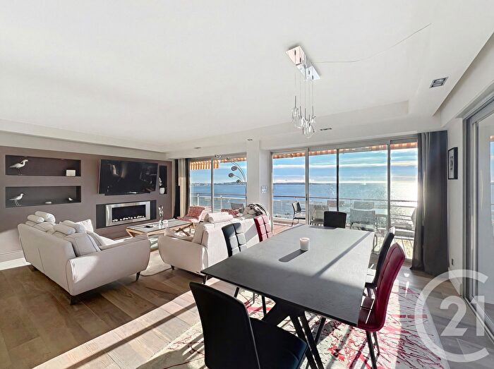 Appartement à louer - Vallauris, Le Val dOr, Fournas, Ferratone - 5 pièces - 3 chambres