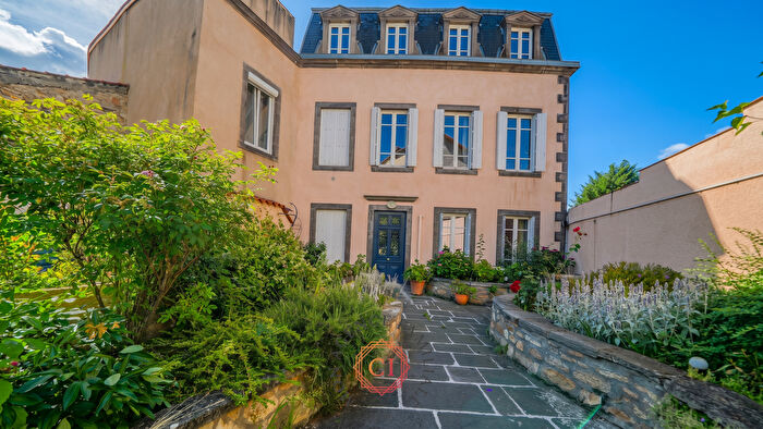 Maison 6 pièces à vendre à Sauvagnat-Sainte-Marthe