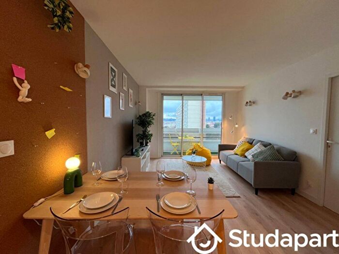 Appartement à louer - Les Essarts, Bron - 1 pièce - 3 chambres