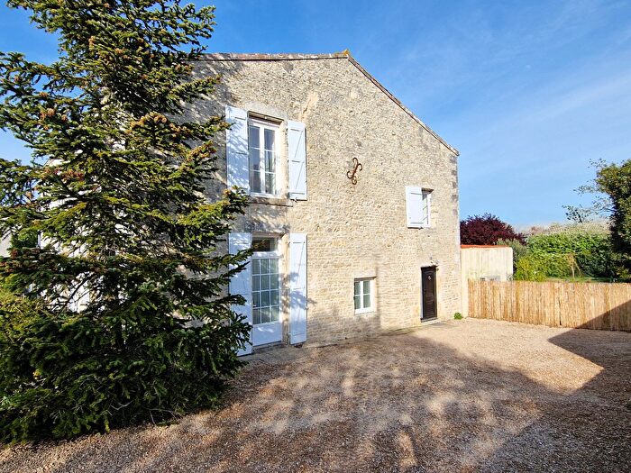 Maison 9 pièces à Angliers, à vendre