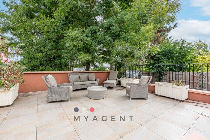 Maison à vendre - Bougival - 15 pièces - 7 chambres