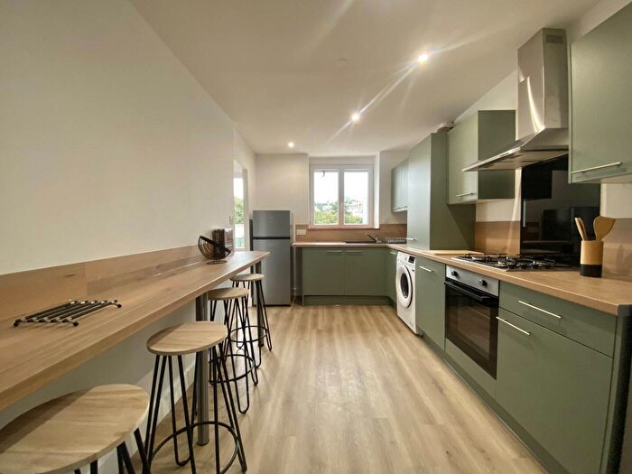 Appartement à louer - Badouillère-Saint Roch-Valbenoîte, Saint-Étienne - 7 pièces - 5 chambres