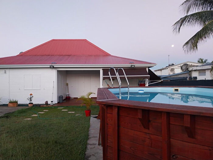 Maison 5 pièces à Le Moule, à louer