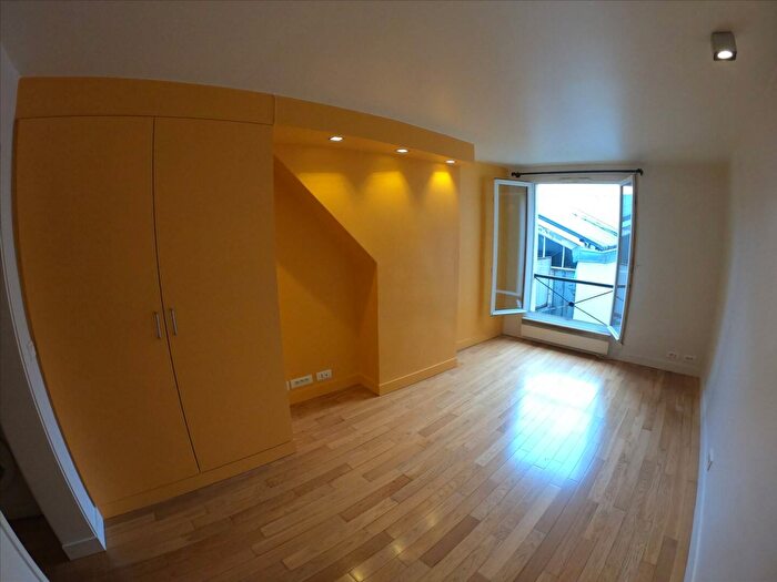 Porte Saint Denis-Paradis, Paris 10ème arrondissement : Appartement 1 pièce à louer