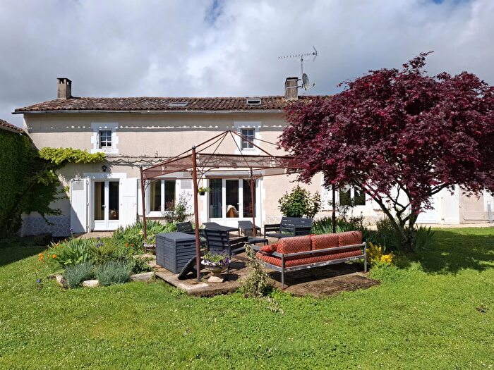 Maison à vendre - Voulême - 5 pièces - 3 chambres