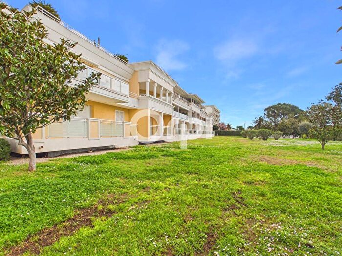 Appartement à louer - Le Cottage, Mandelieu-la-Napoule - 3 pièces - 2 chambres