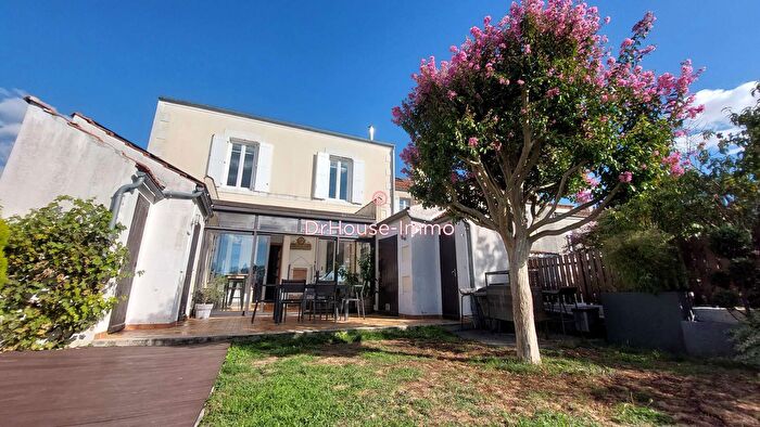 Maison 10 pièces à Saintes, La Gare, Sébastien de Brouard, La Fenêtre, à vendre