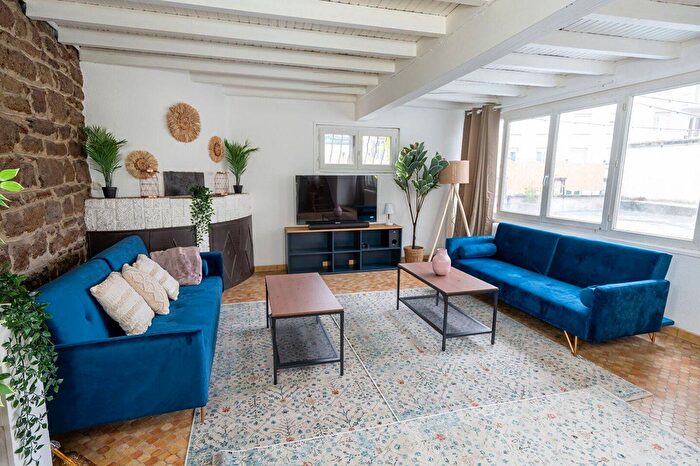 Appartement à louer - Tarentaize-Beaubrun-Severine, Saint-Étienne - 11 pièces - 9 chambres