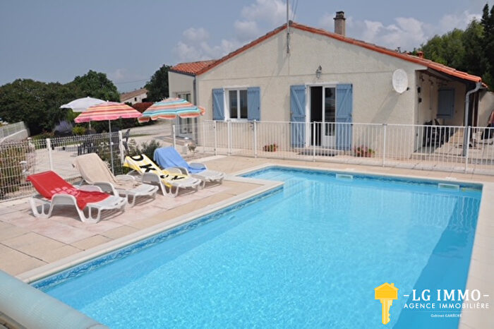Chenac-Saint-Seurin-d'Uzet : Maison 5 pièces à vendre